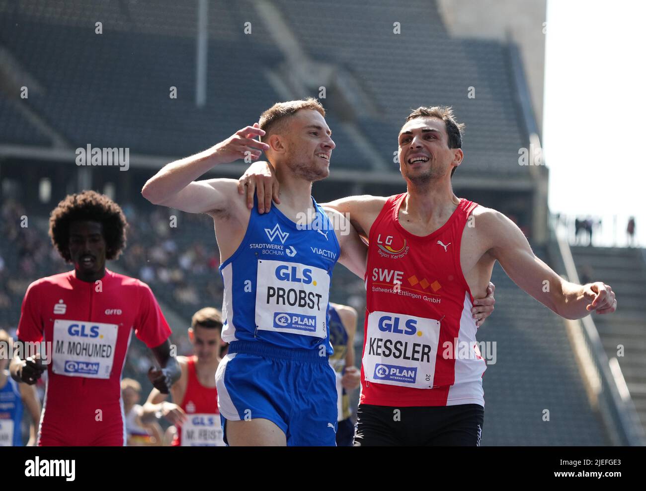 Who finishes third hi-res stock photography and images - Alamy