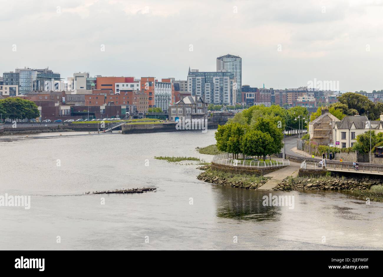 Limerick, Ireland - Lune 4, 2022: Beautiful Limerick urban cityscape ...
