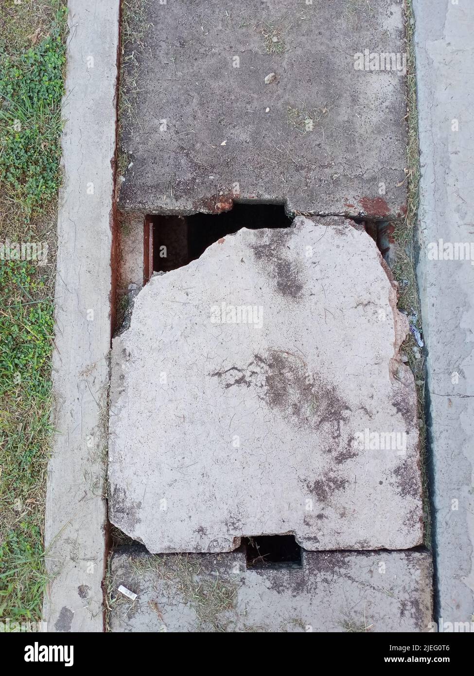 Gutters and cracked gutter covers hi-res stock photography and images - Alamy