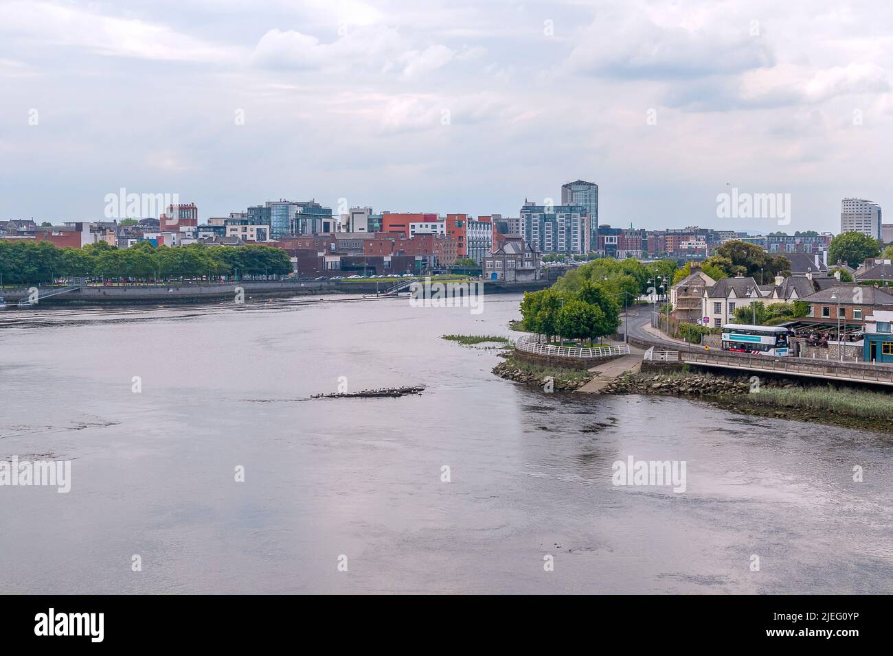 Limerick, Ireland - Lune 4, 2022: Beautiful Limerick urban cityscape ...