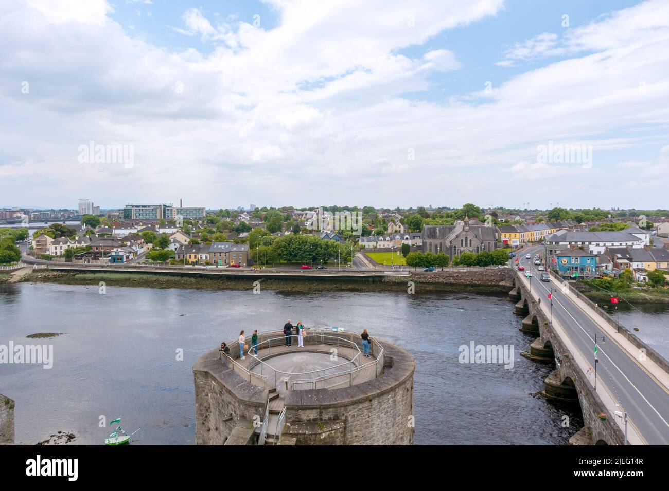 Limerick, Ireland - Lune 4, 2022: Beautiful Limerick urban cityscape ...