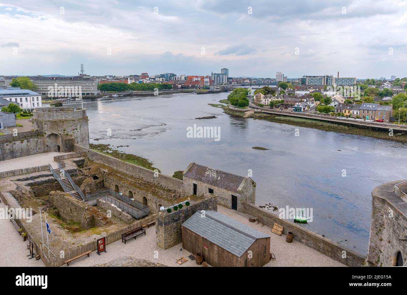 Limerick, Ireland - Lune 4, 2022: Beautiful Limerick urban cityscape ...