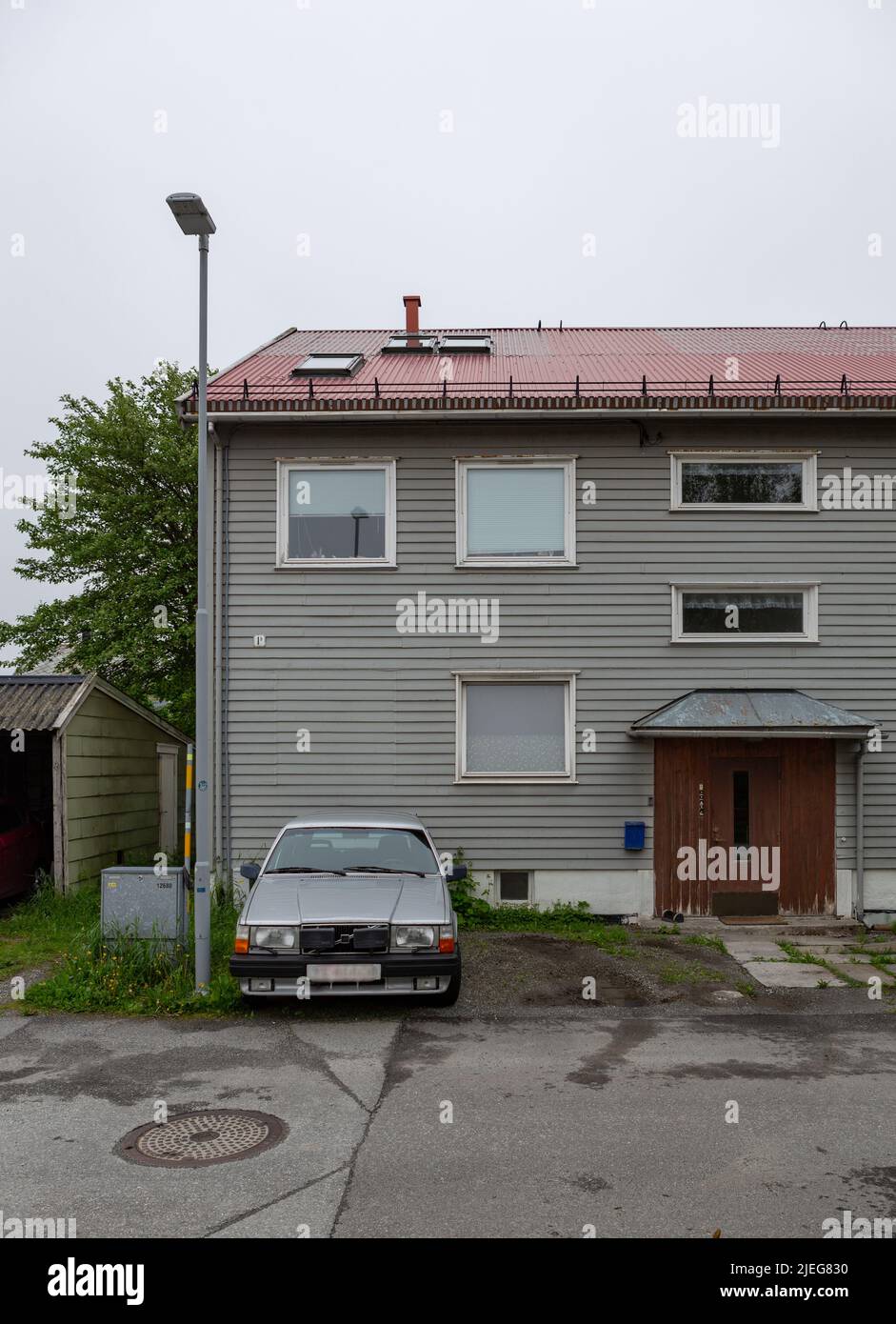 A flashback to the eighties with veteran Volvo 740 GL and an old ...