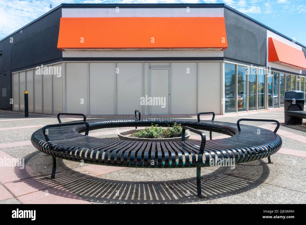 Empty circular bench hi-res stock photography and images - Alamy