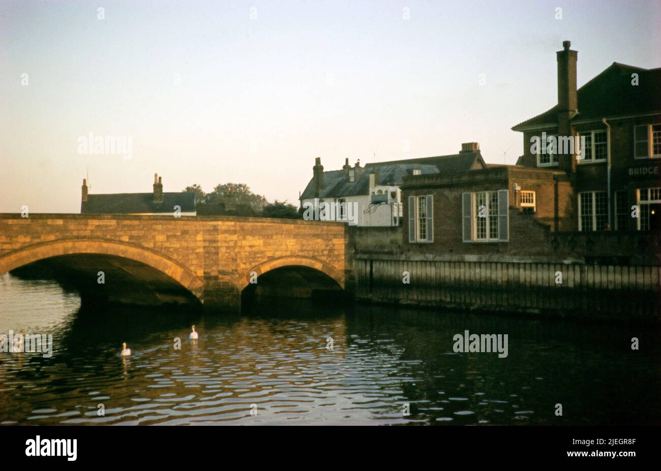 Pub by bridge crossing, River Arun, Arundel, West Sussex, England, UK ...