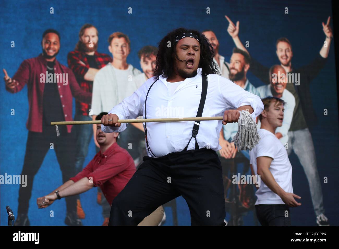 Lemuel Knights plays the pub bore in the Choir of Man at West End Live ...