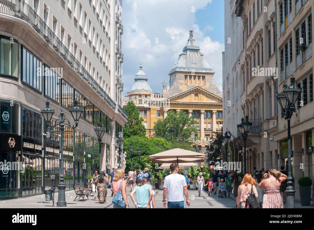 Pedestrian Street Scene in Vörösmarty tér on Vaci Utca District 5 ...
