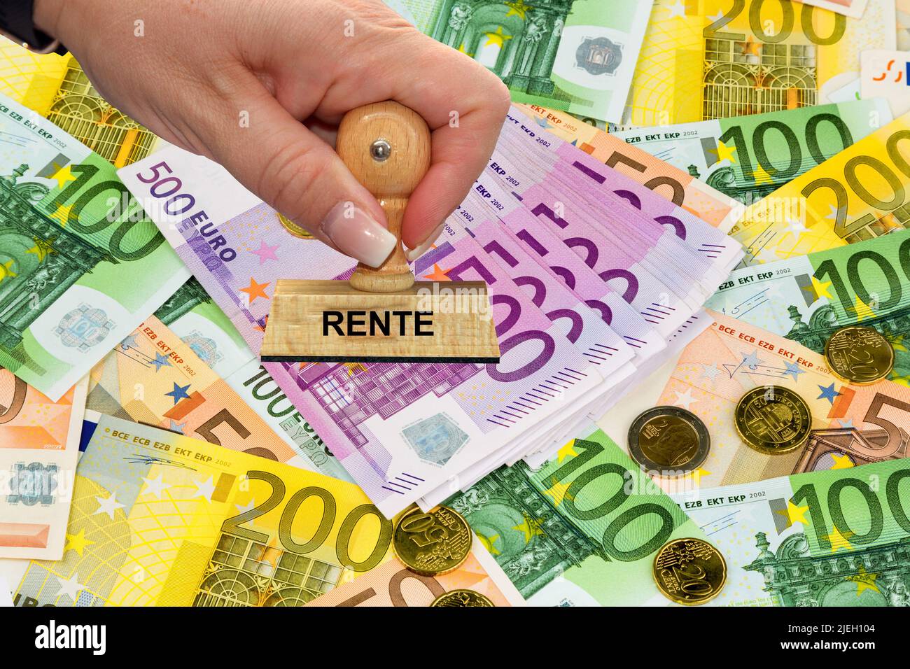 Altersrente, Wunschtraum, Viele verschiedene Euro-Banknoten und Münzen ...