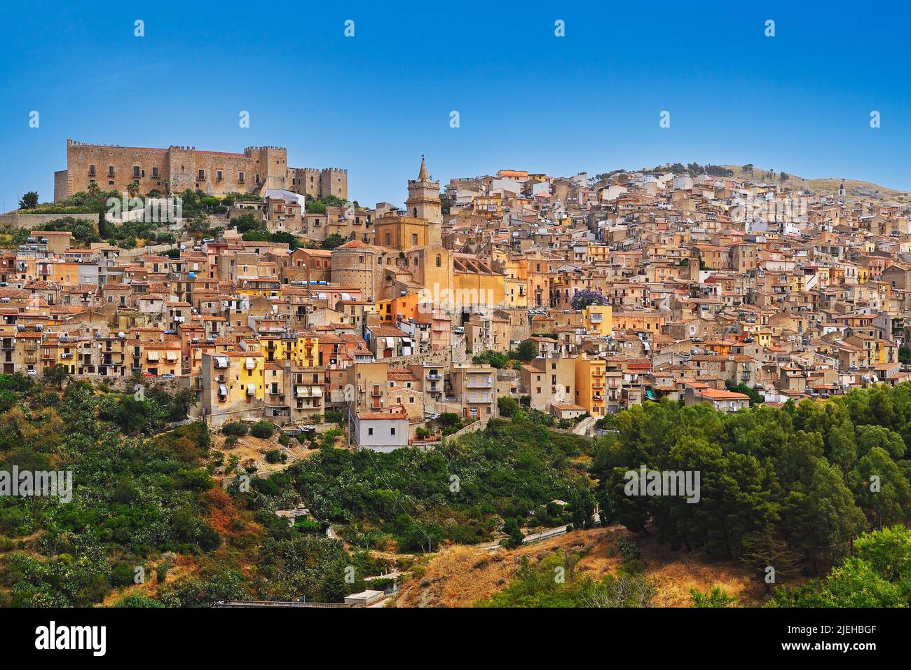 Das Bergdorf Caccamo, Sizilien, Italien Stock Photo - Alamy