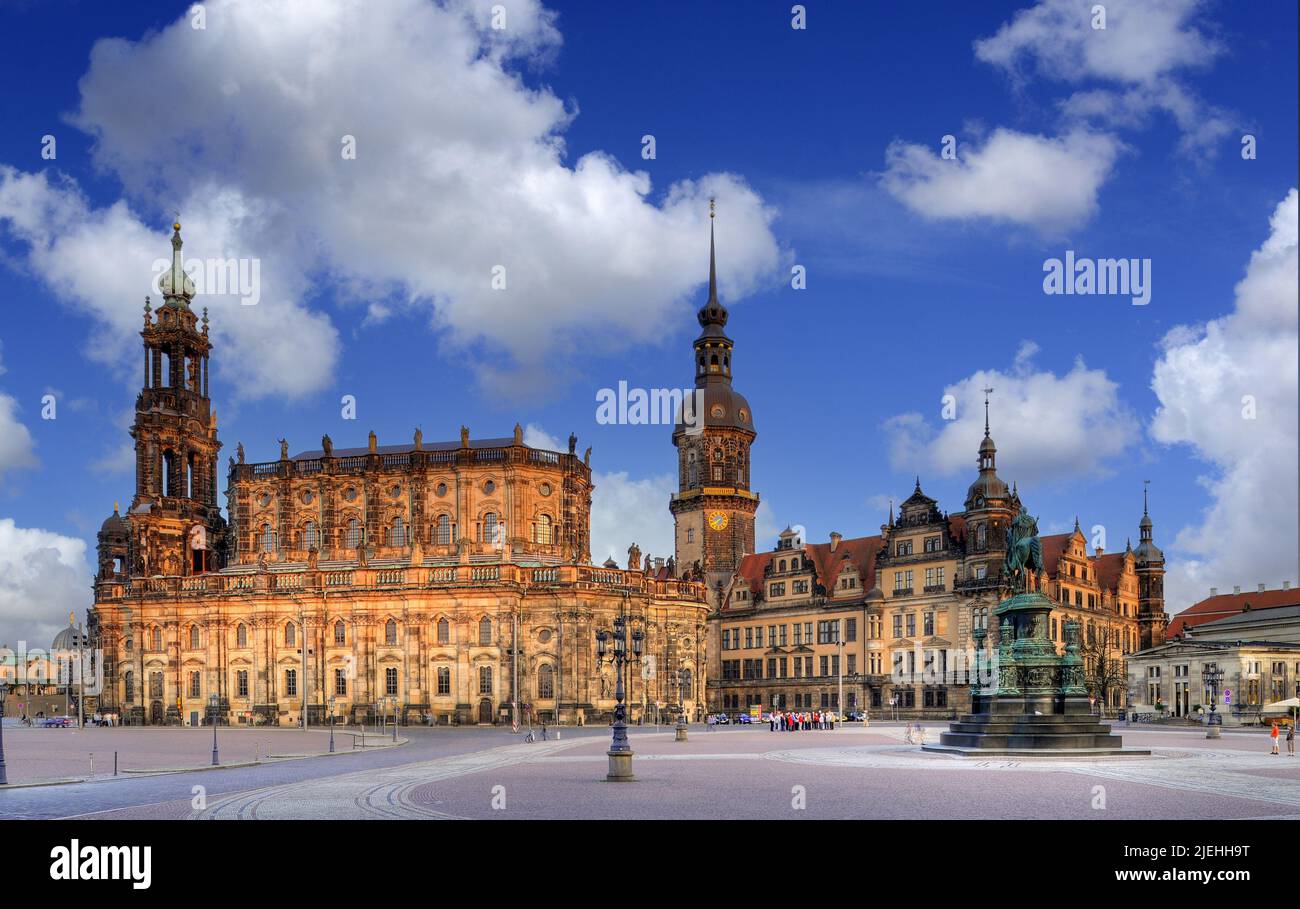 Nachtaufnahme illuminierte Katholische Hofkirche (Kathedrale St ...