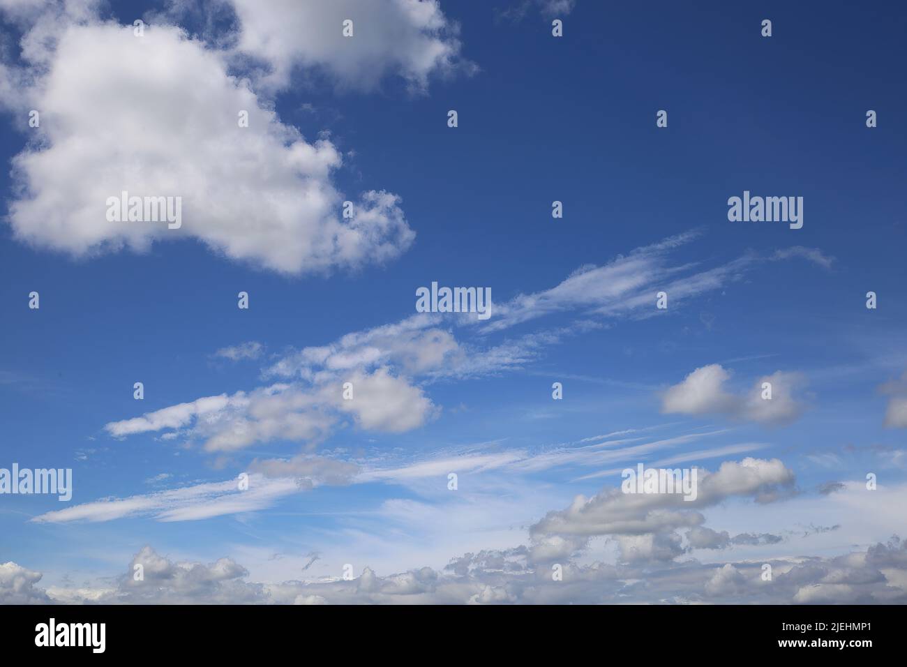 Dramatic blue clear summer sky background, white fluffy cumulus cloud ...