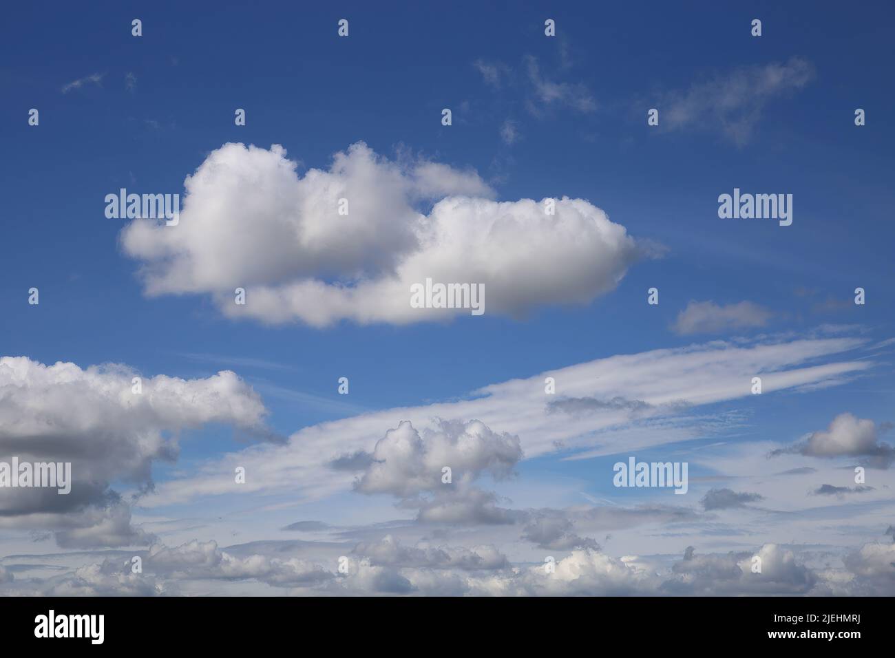 Dramatic blue clear summer sky background, white fluffy cumulus cloud ...