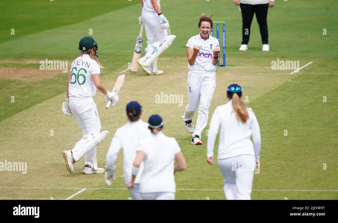 Taking wicket south africas andrie steyn hi-res stock photography and ...