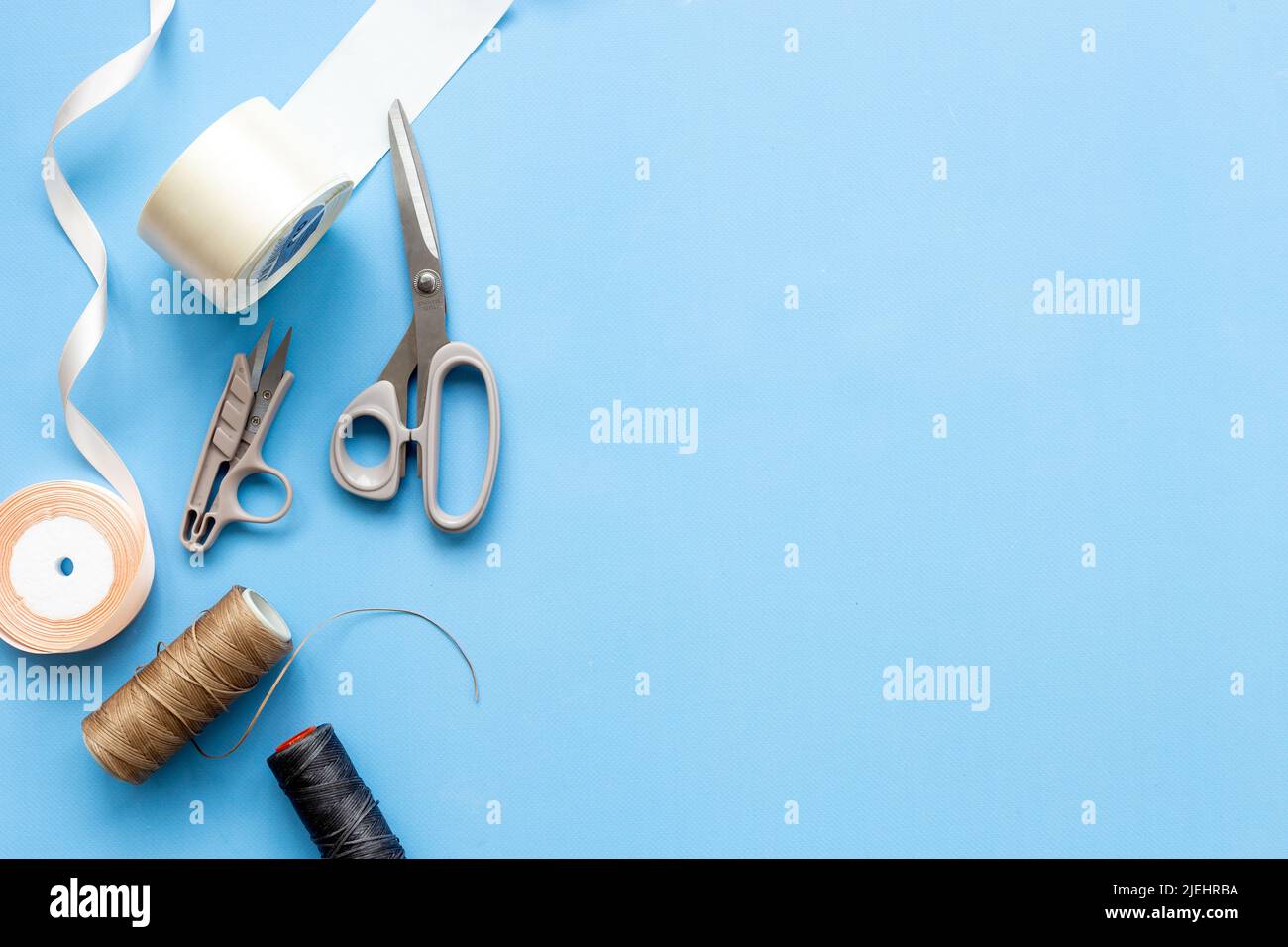 Tailoring scissors with bobbins of thread. Sewing background Stock ...
