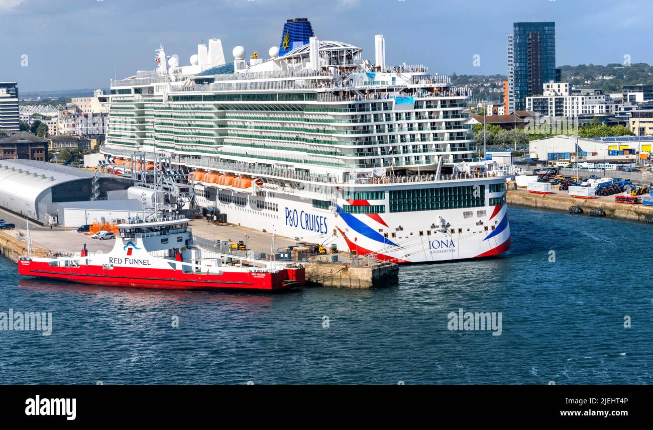 P & O Cruise Ship Iona docked at Southampton UK Stock Photo - Alamy
