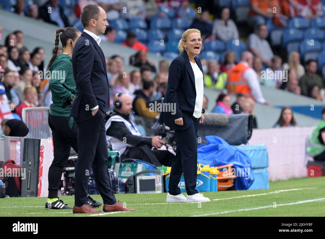 LEEDS - (lr) Holland women trainer coach Mark Parsons, England women ...