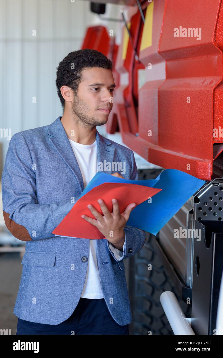 Mechanic filling in papers hi-res stock photography and images - Alamy