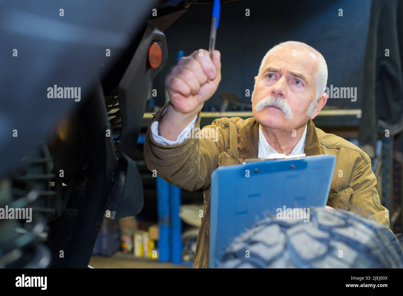 Senior professional car mechanic hi-res stock photography and images ...