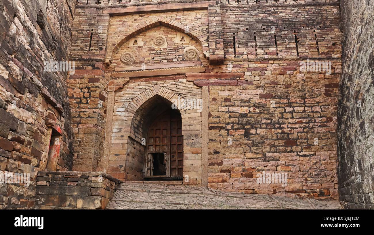 Main gate of the fort, Khooni Darwaza or blood gate, Chanderi Fort ...
