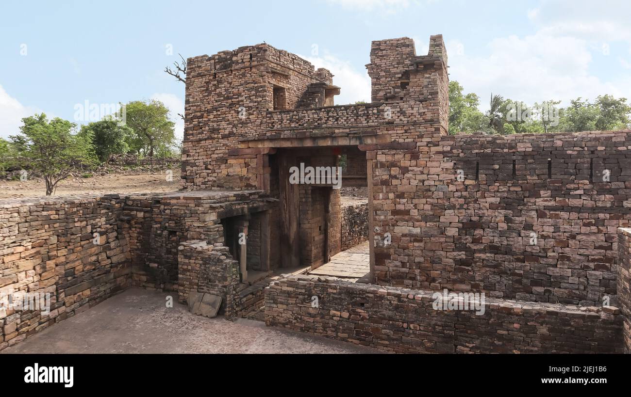 Ruined walls and entrance to Chanderi Fort, Madhya Pradesh, India Stock ...