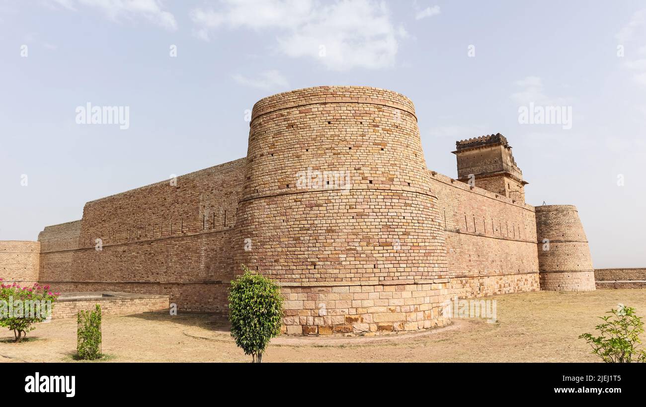 Chanderi fort palace hi-res stock photography and images - Alamy