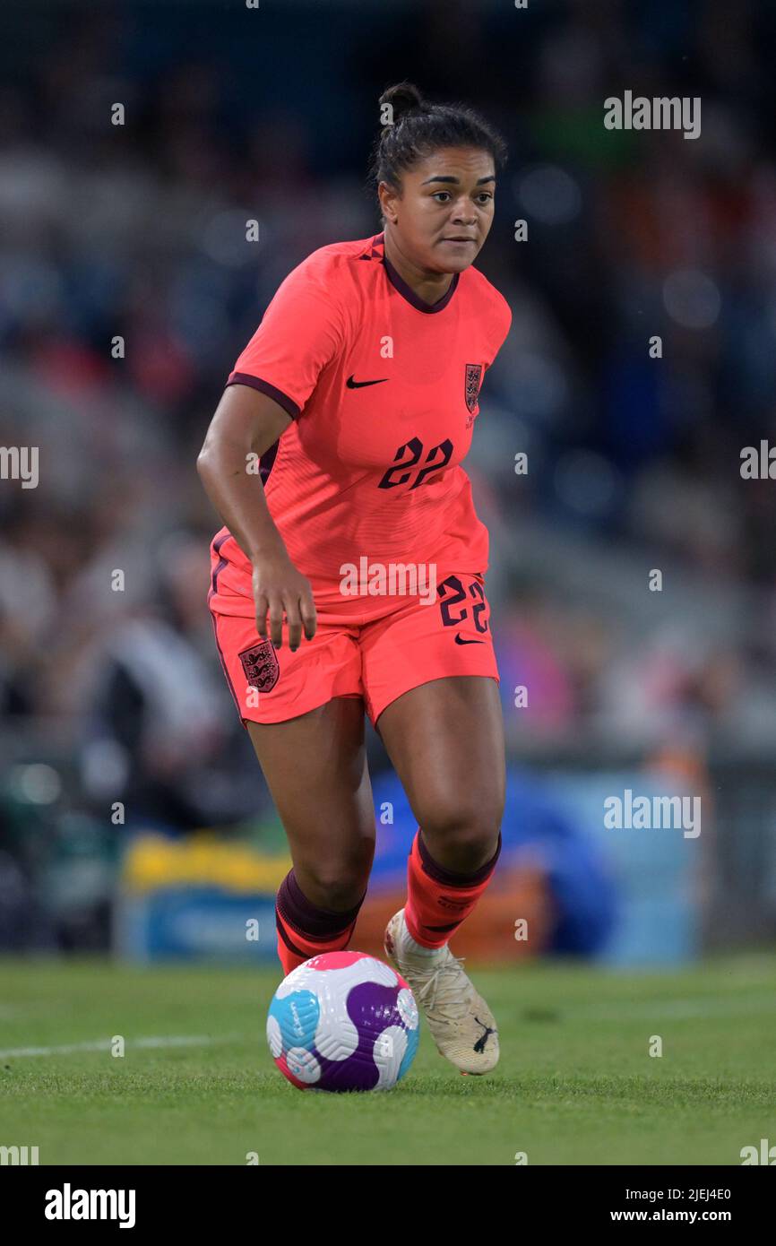 Jess carter lioness hi-res stock photography and images - Alamy