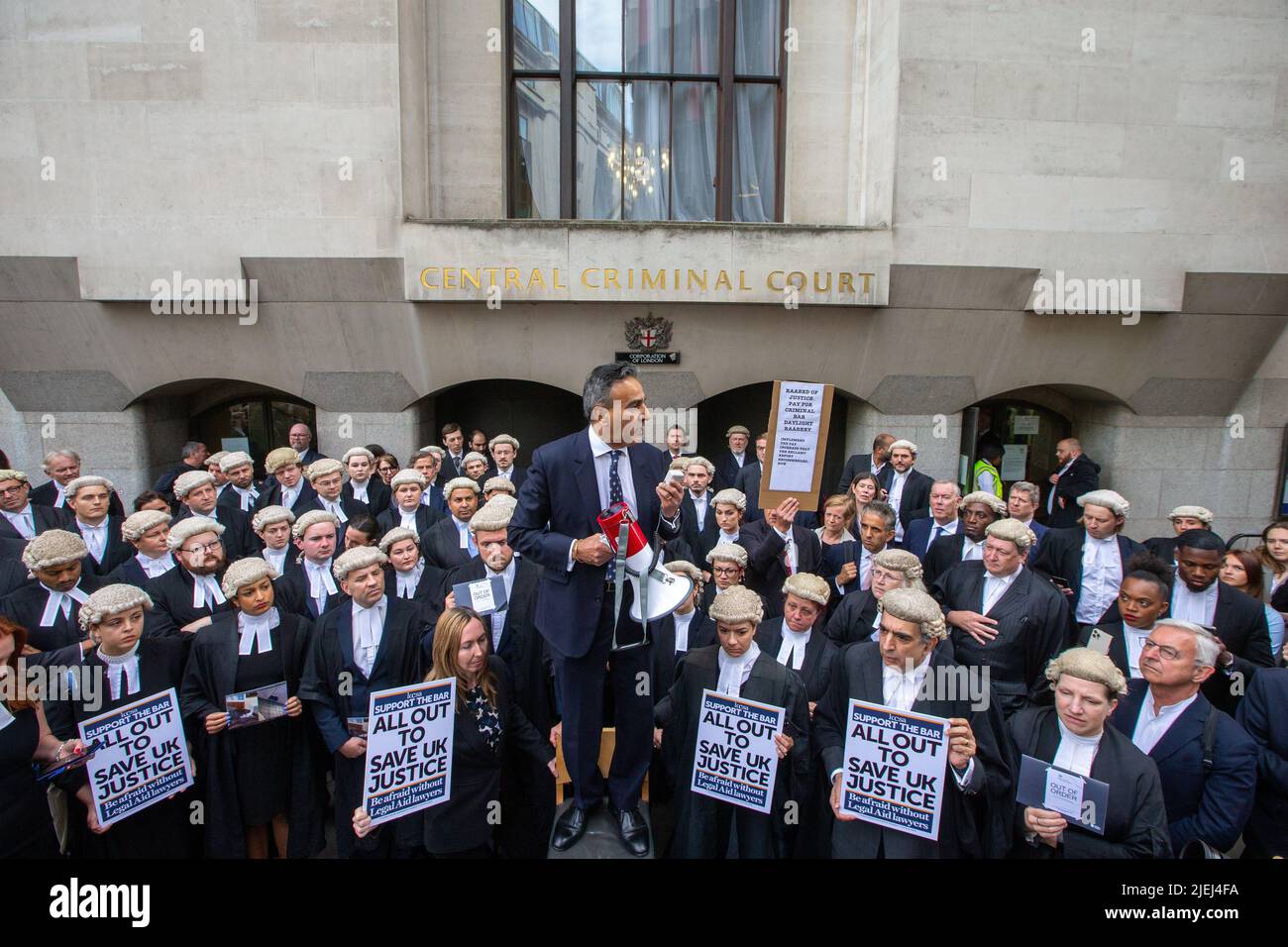 London, England, UK. 27th June, 2022. Barristers start strike action ...