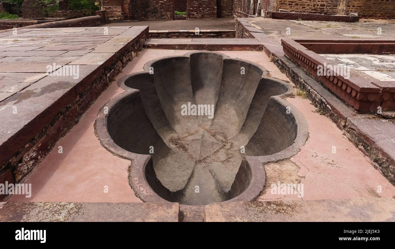 Fountain at Chhip Mahal, Narwar Fort, Shivpuri, Madhya Pradesh, India ...