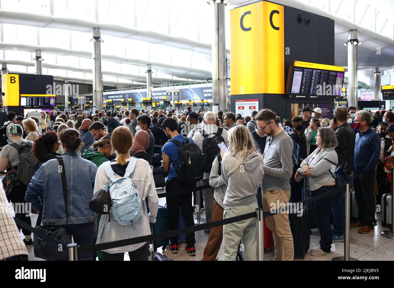 Heathrow queue 2022 hi-res stock photography and images - Alamy