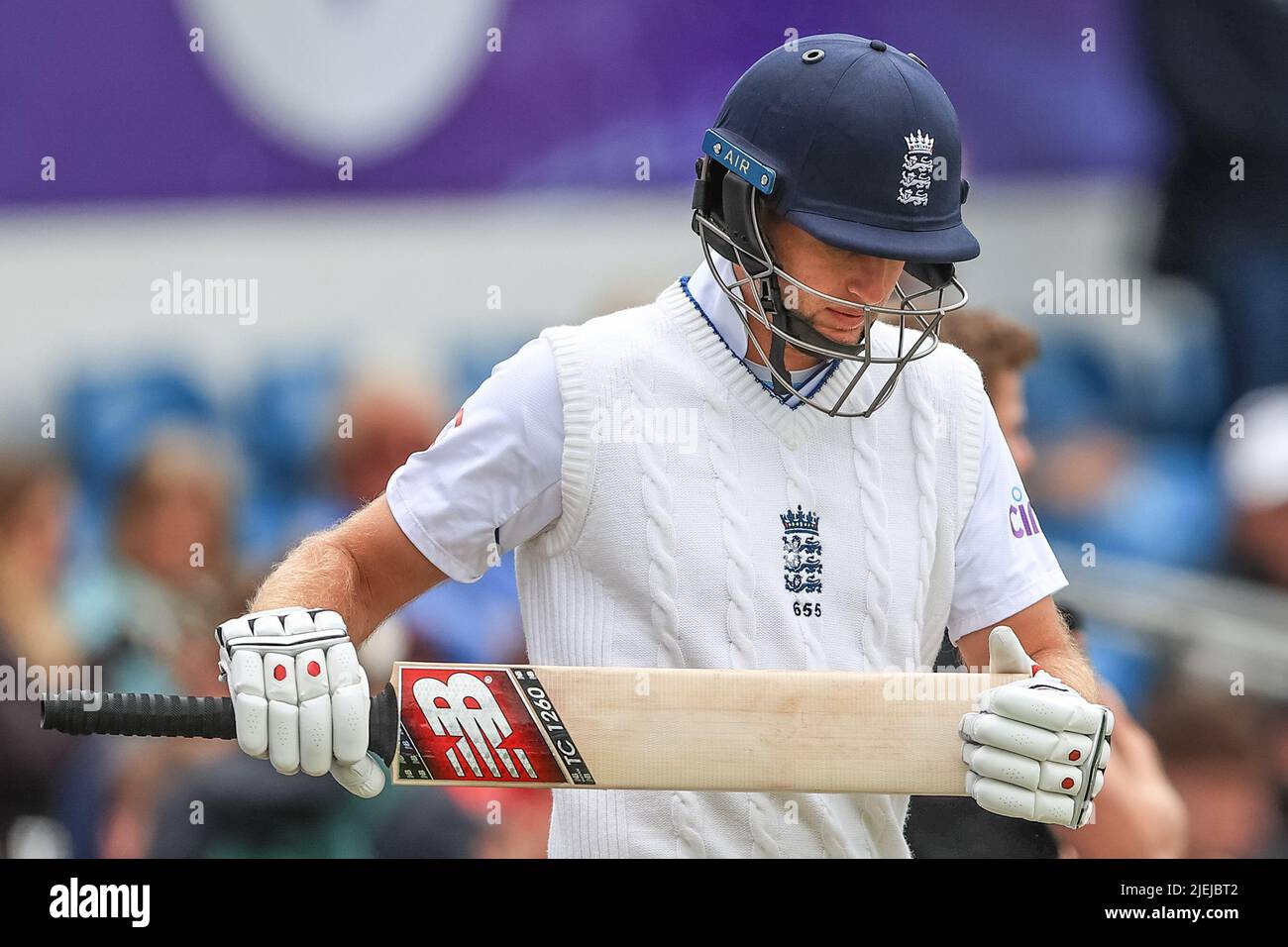 Joe root cricket bat hi-res stock photography and images - Alamy