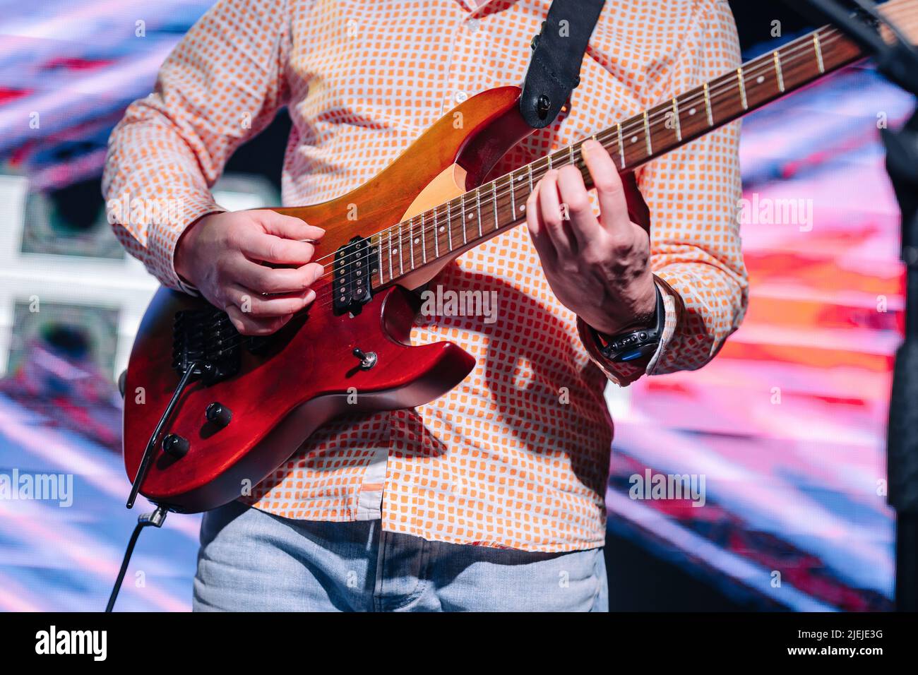 Bass guitar player on stage hi-res stock photography and images - Alamy