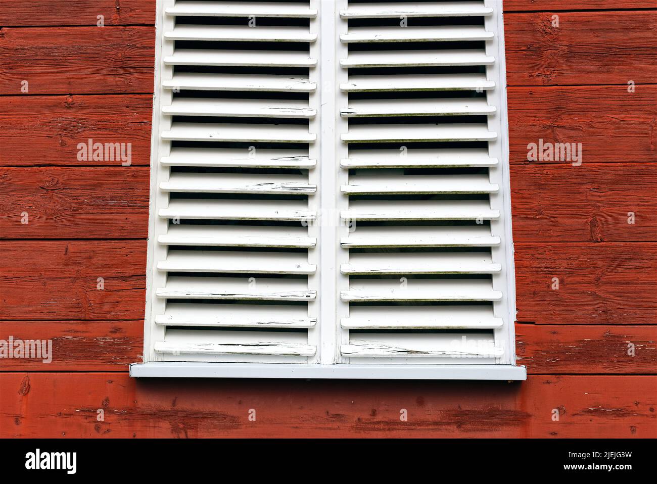 red wood panel Stock Photo - Alamy