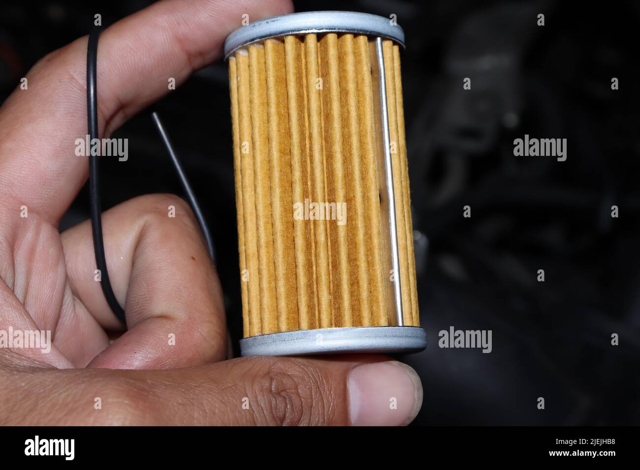 Mechanic to change the oil filter Stock Photo - Alamy