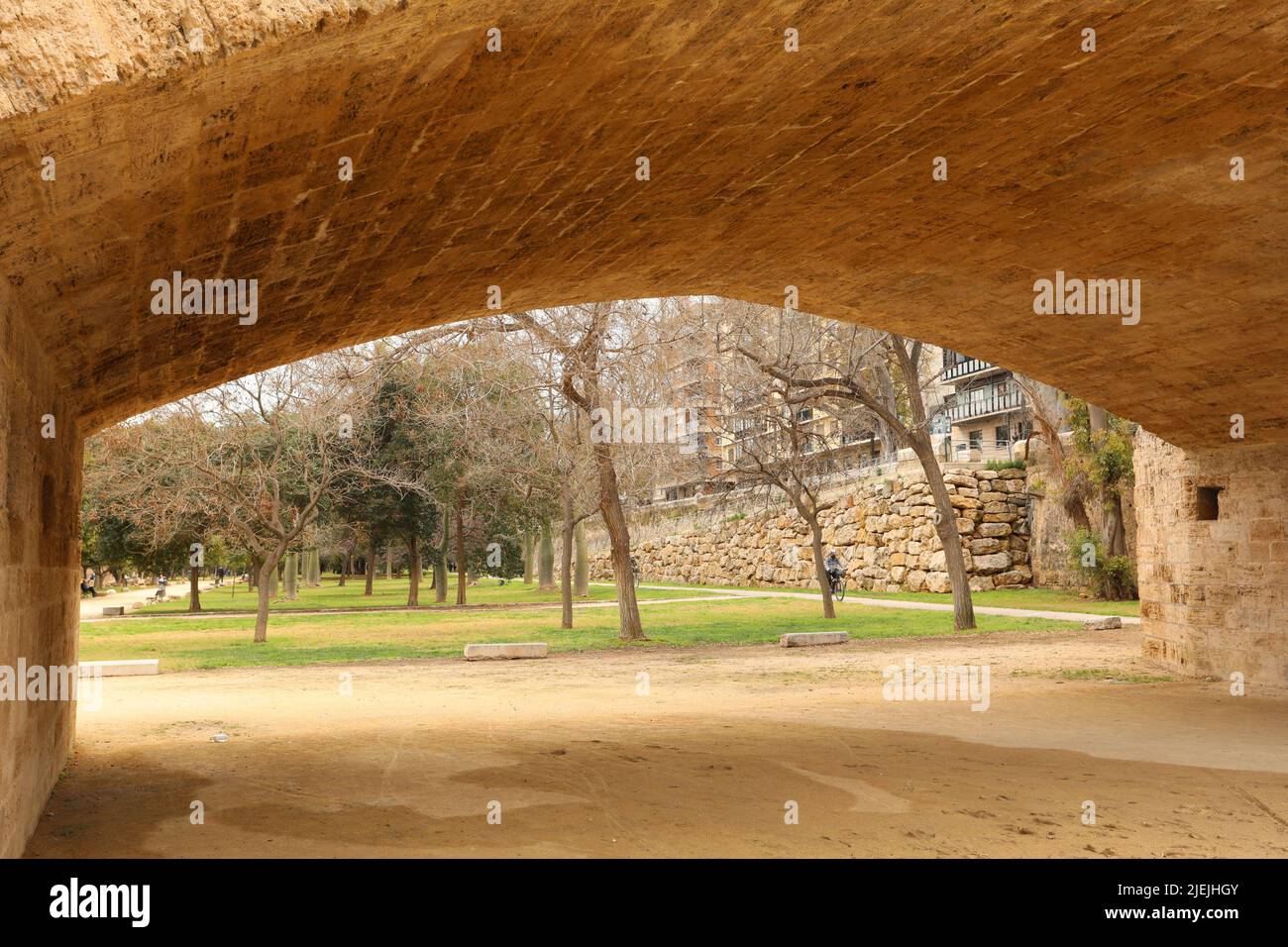 Green park under bridge hi-res stock photography and images - Alamy