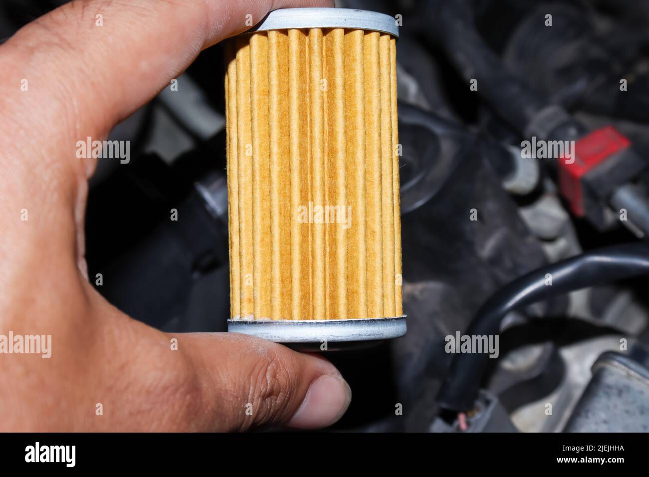 Mechanic to change the oil filter Stock Photo - Alamy