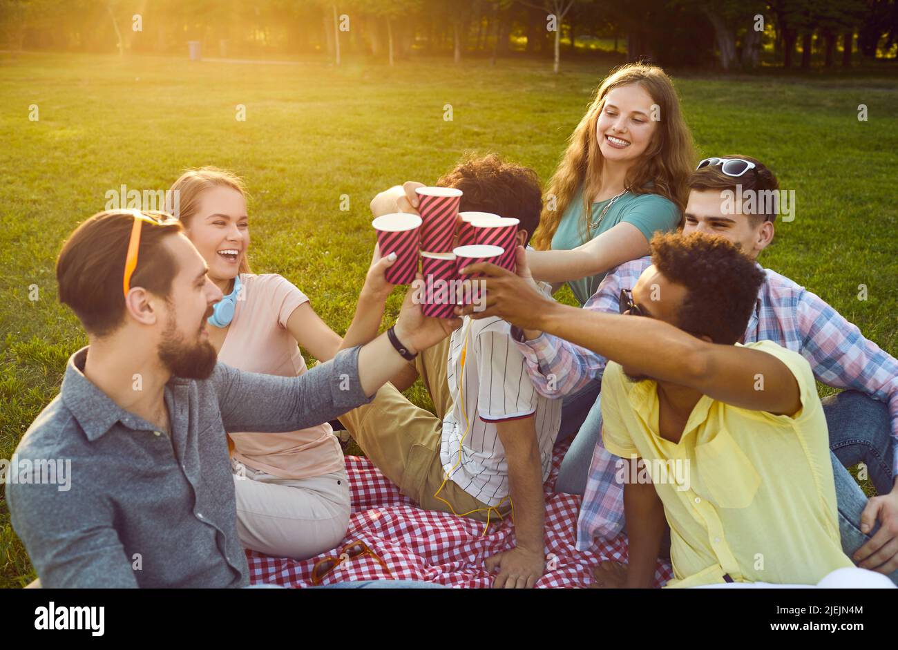 Outdoor party hi-res stock photography and images - Alamy