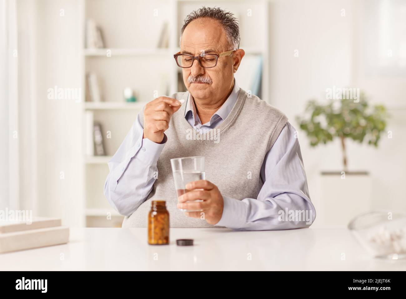 Buying medications online hi-res stock photography and images - Alamy