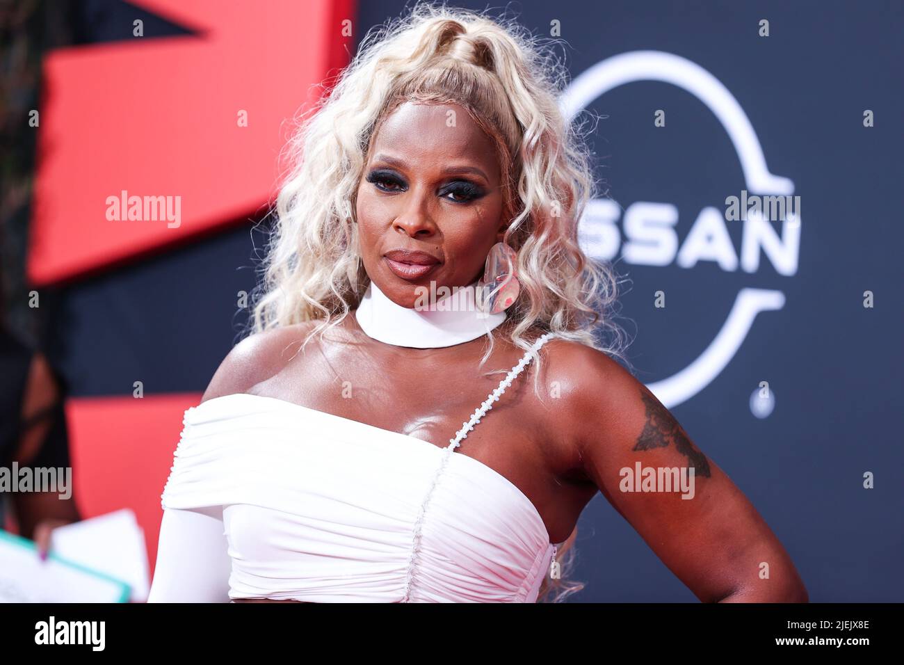 LOS ANGELES, CALIFORNIA, USA - JUNE 26: American singer-songwriter Mary J. Blige wearing a Tony ...