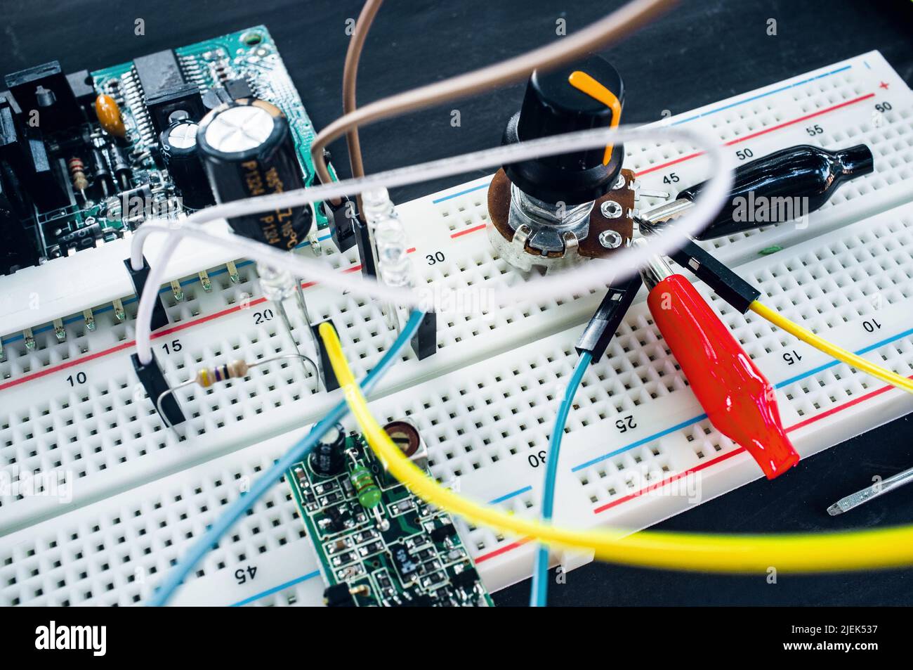 Breadboard circuit hi-res stock photography and images - Alamy