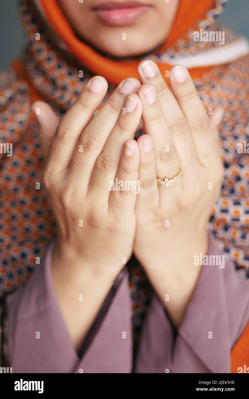 Close up of muslim women hand praying at ramadan Stock Photo - Alamy