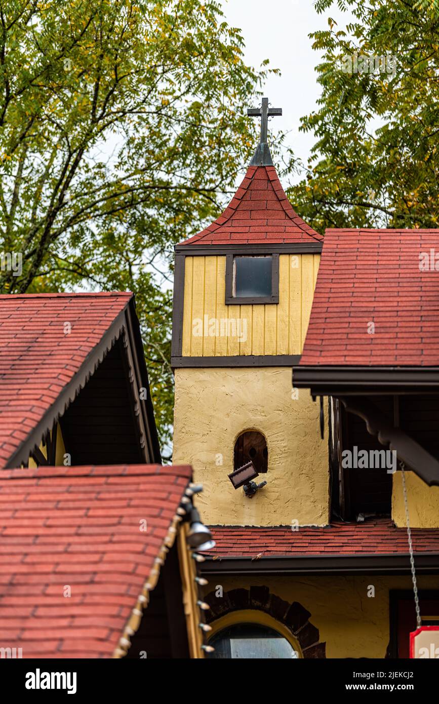 Bavarian village of Helen, Georgia narrow alley traditional ...