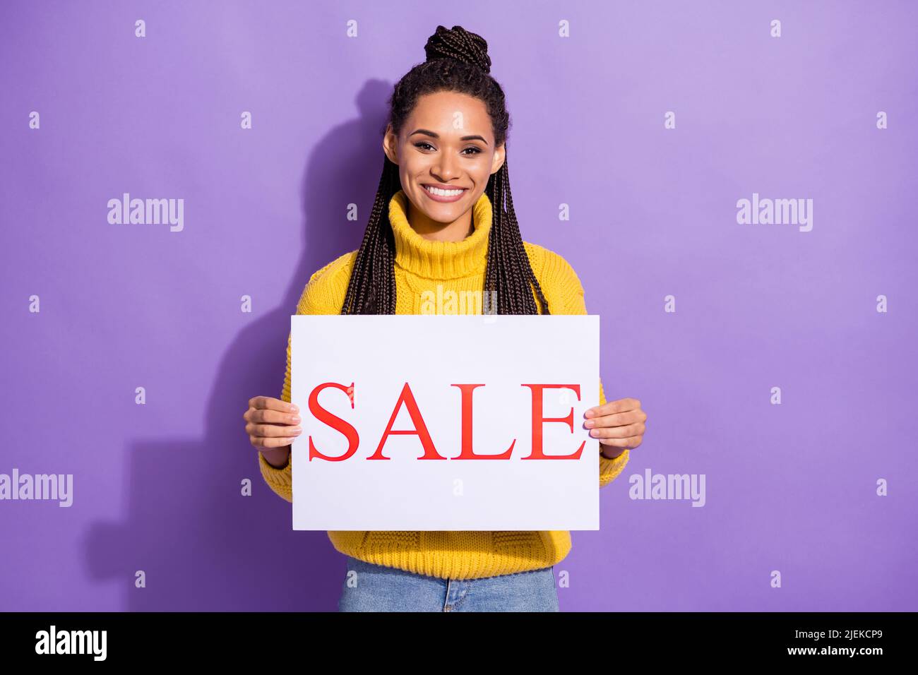 Photo portrait of cheerful girl holding sale sign with big red letters ...