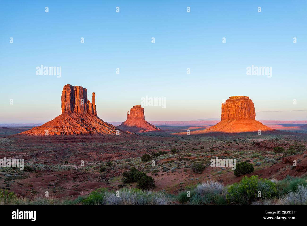 Famous view Monument Valley buttes and horizon at vibrant red sunset ...