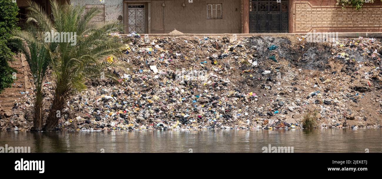 Rubbish trash garbage river hi-res stock photography and images - Alamy