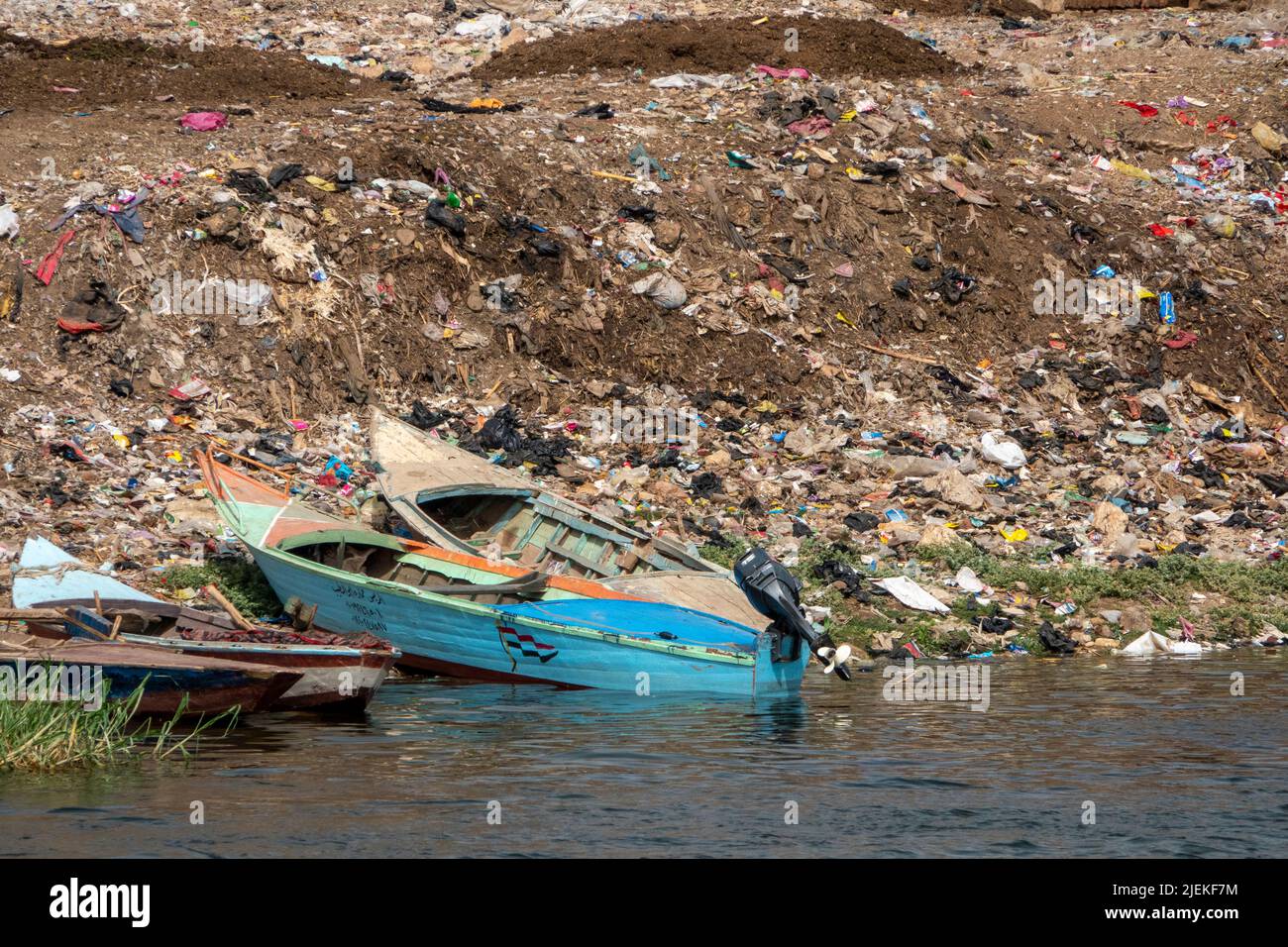 Rubbish trash garbage river hi-res stock photography and images - Alamy
