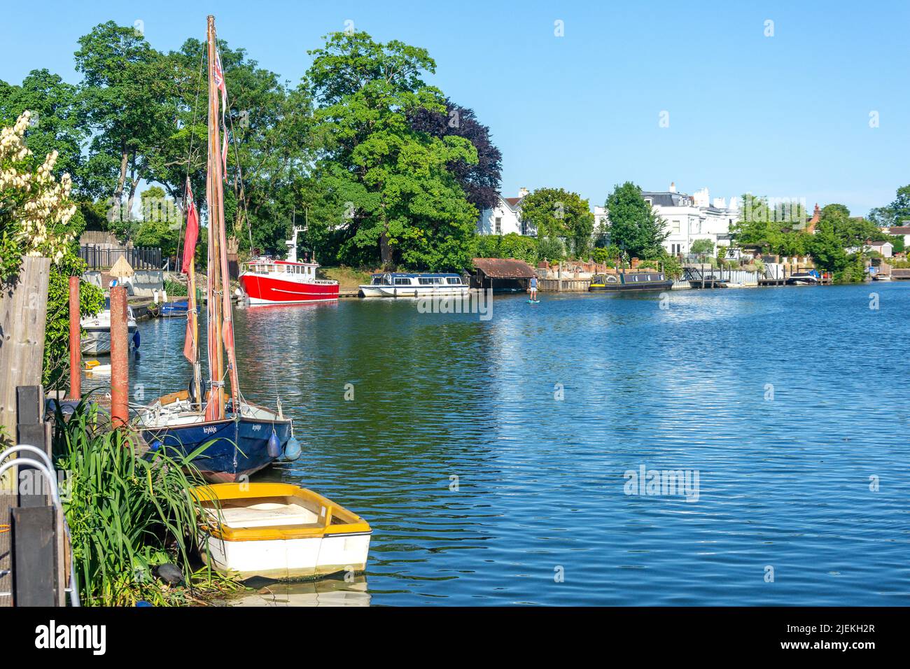 Riverside view, River Thames, Shepperton, Surrey, England, United ...