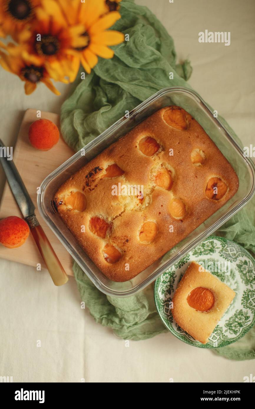 Cooking biscuit cake hi-res stock photography and images - Alamy