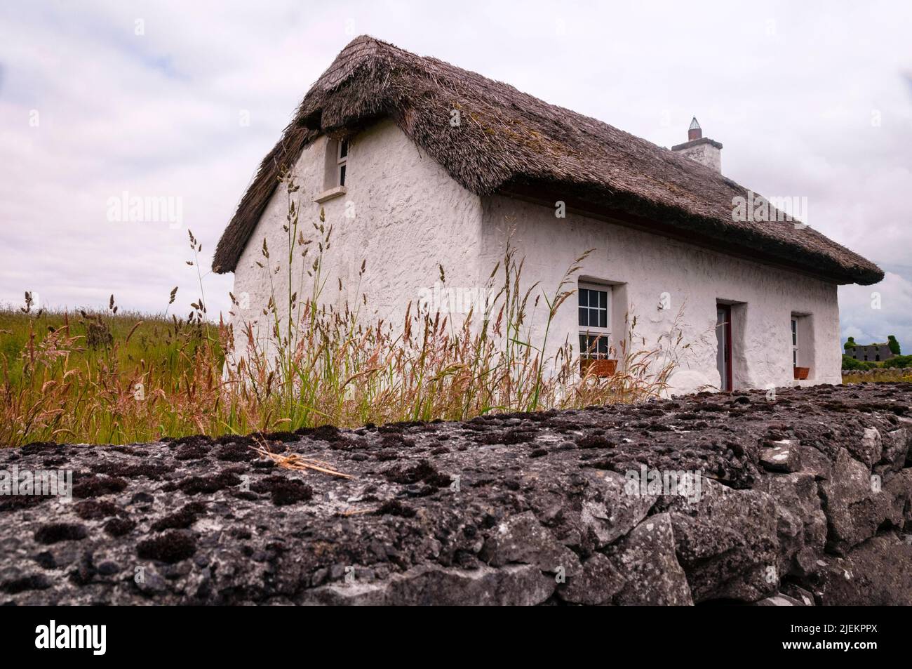 Irish thatched roof hi-res stock photography and images - Alamy