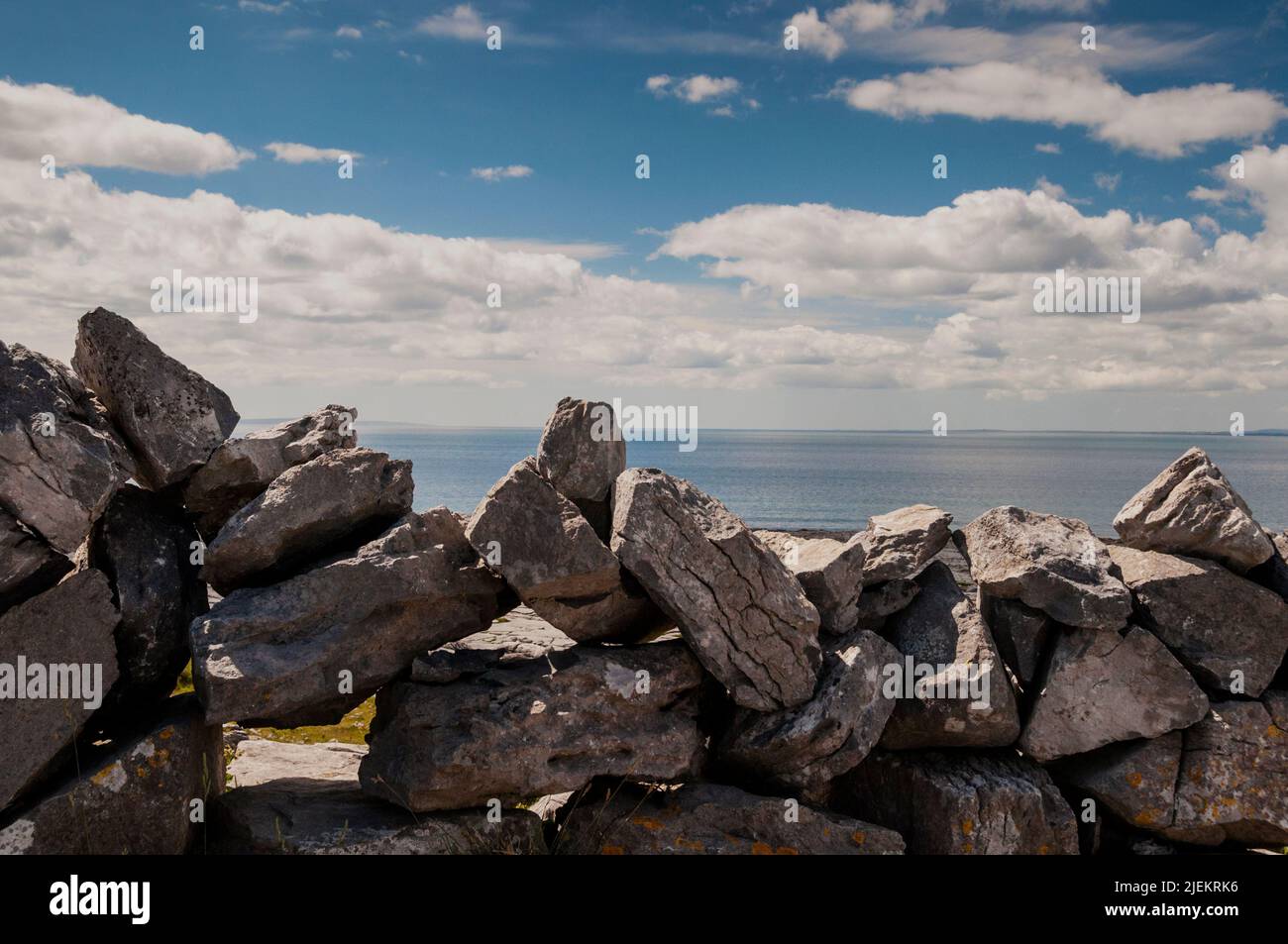 Irish dry stacked rock wall hi-res stock photography and images - Alamy