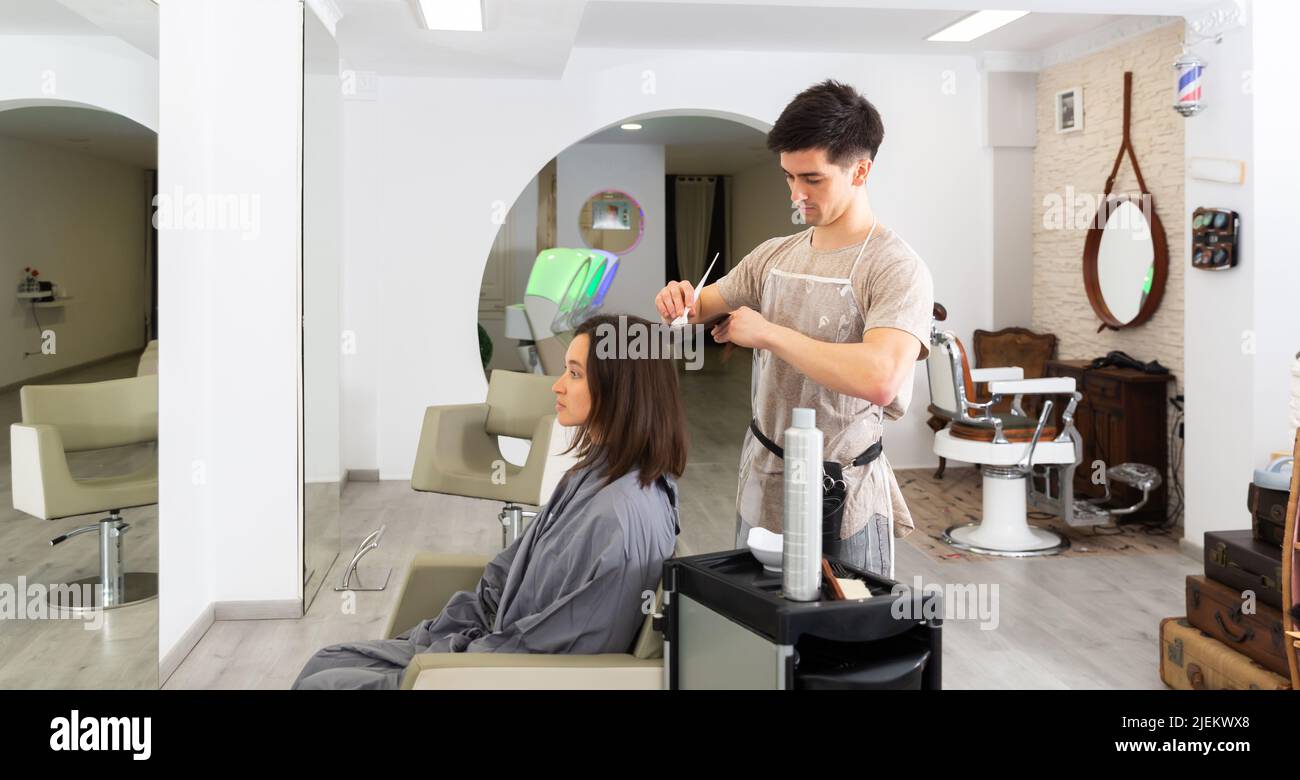 Man applying dye to womans hair in salon Stock Photo - Alamy